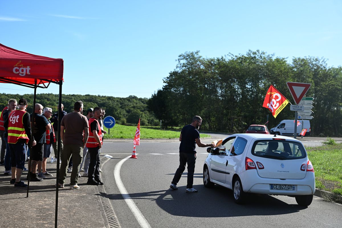 "Bloquons tout" : des militants CGT des usines d'Imphy manifestent sans couper la circulation ...