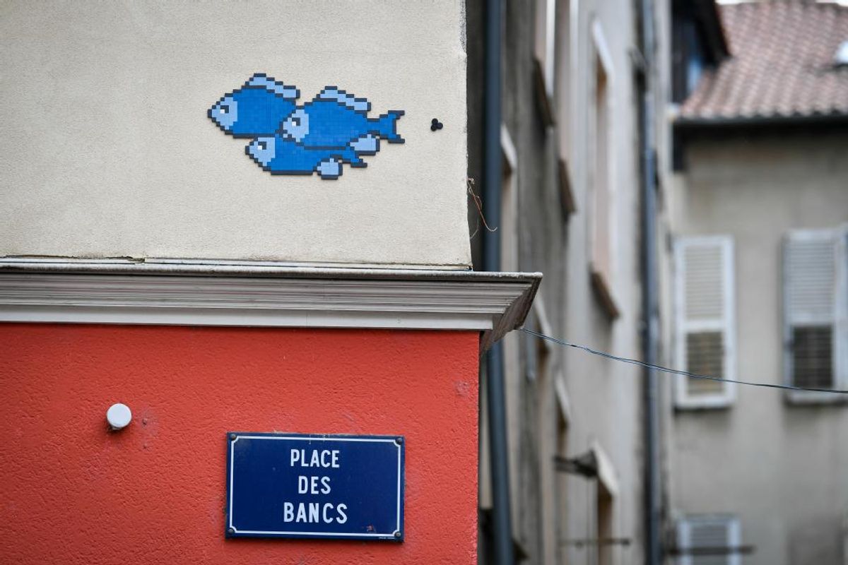 Un jeune homme retrouvé inconscient et blessé à la tête place des Bancs ...