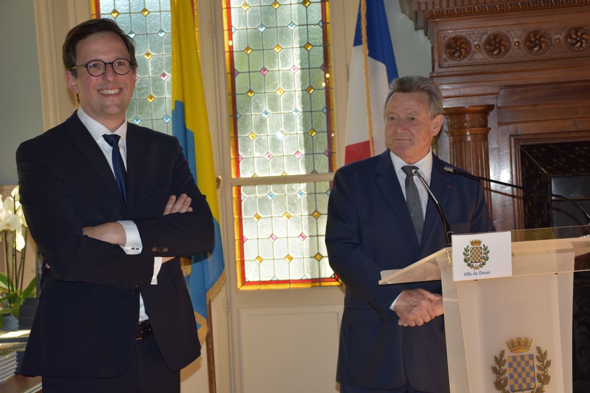 Anciens et nouveaux élus réunis autour de Gérard Hamel pour saluer l'ex ...