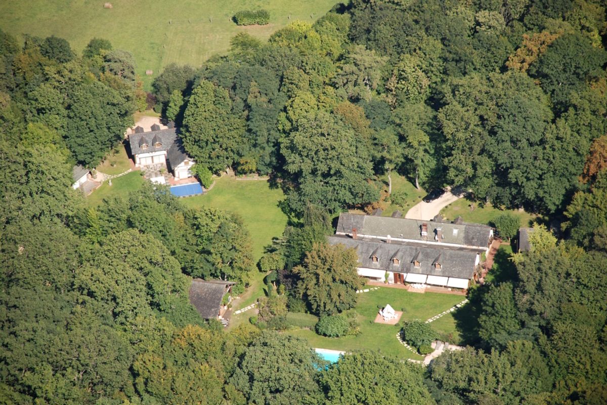 Mort d'Alain Delon : l'interdiction de survoler son domaine de Douchy ...