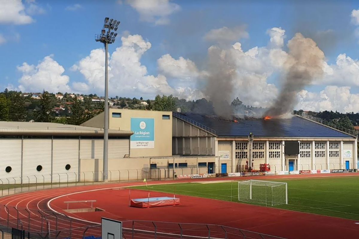 Le Puy-en-Velay : la toiture du gymnase Massot est en feu - La Montagne