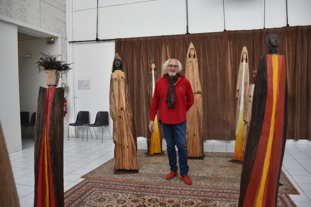 Alain Bourgeon expose ses 101 moines en bois au Fonds d'art moderne et ...