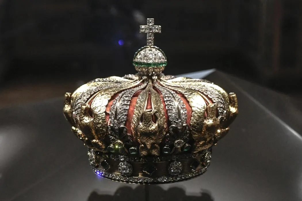 Diadèmes, nœud de corsage et collier d’émeraudes... Voici les huit bijoux volés lors du "casse ...