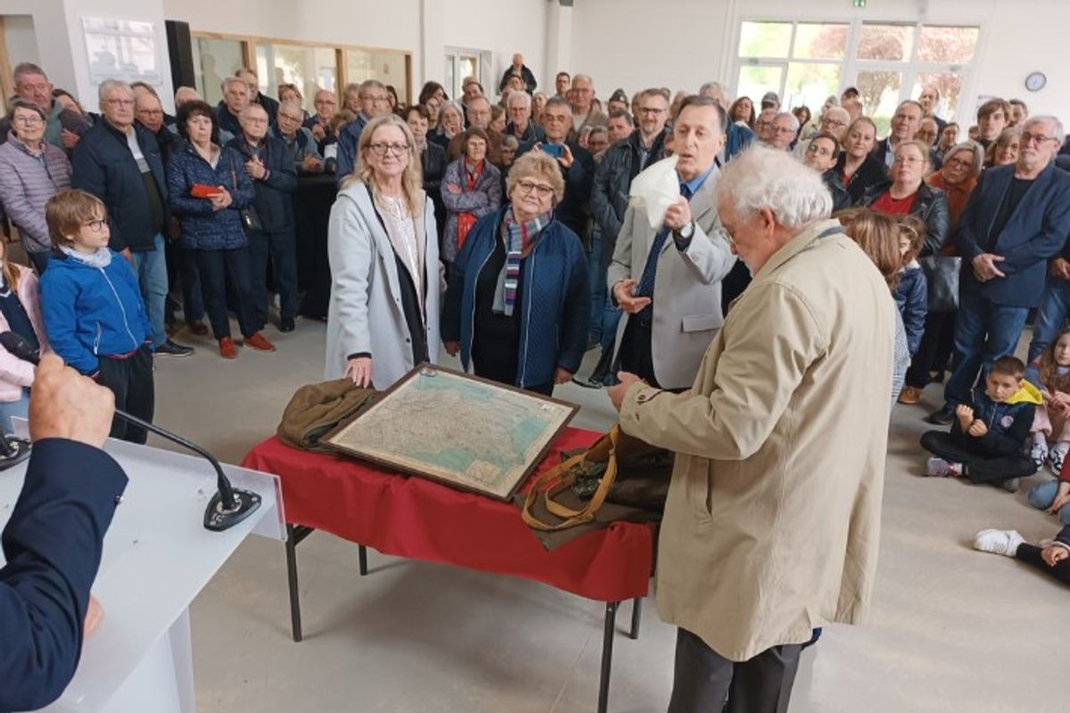 La tenue du parachutiste américain James Bozarth, sauvé du crash de son ...
