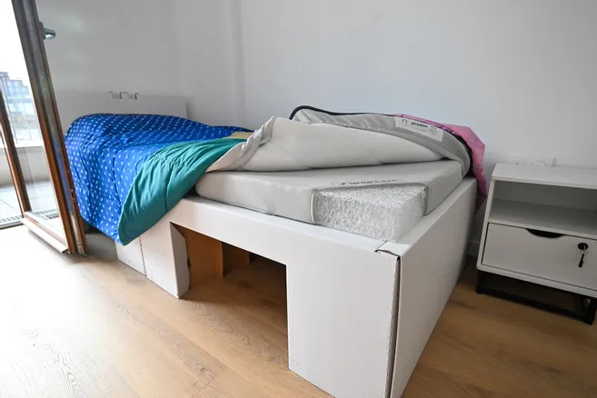 Lits en carton et matelas en filets de pêche : bienvenue dans la ...