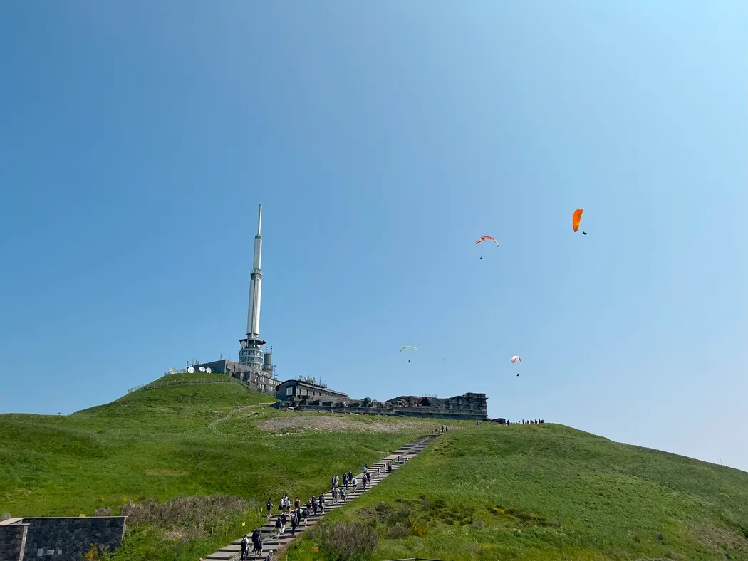 Au sommet du puy de Dôme, découvrez la vue, et l'assiette, du Resto d ...