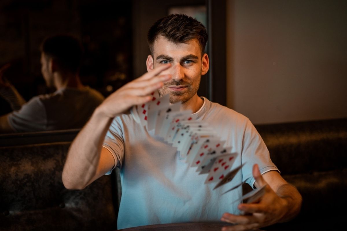 Léon, magicien et mentaliste, star des réseaux sociaux, est attendu en ...