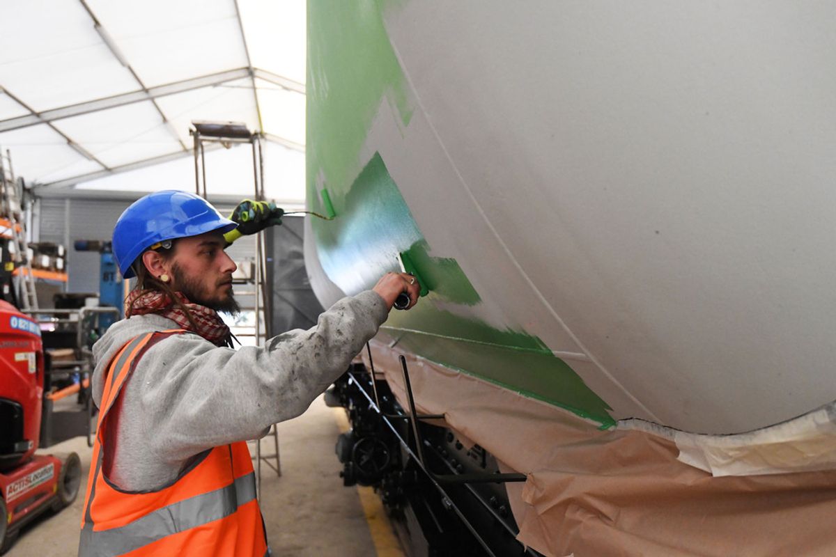 Aux ateliers de Joigny, un ancien wagon-citerne décoré pour moderniser ...