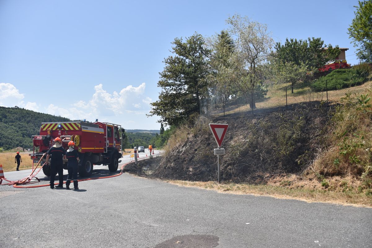 3.000 m2 de végétation détruits par le feu en bordure de la RN7 à Neaux ...