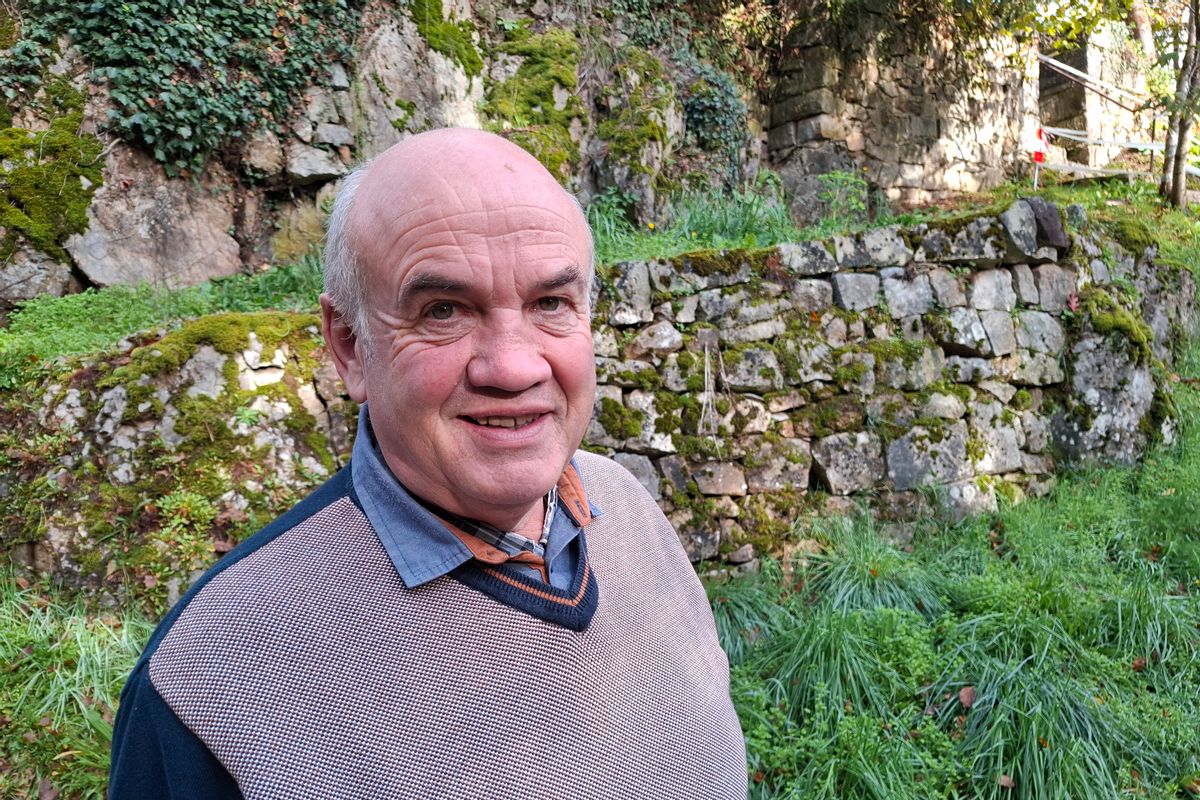 Enfant du pays, agriculteur et maire de la commune, Pierre Roux aime ...