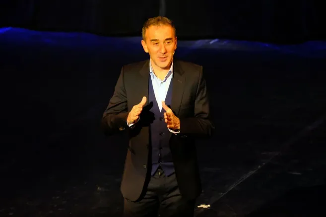 Changement de vedette : Élie Semoun rejoint le tournage d'un film ...