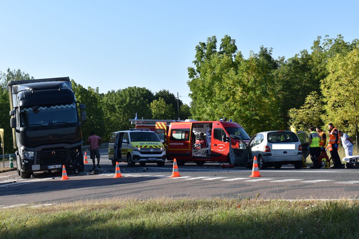 Collision entre un poids lourd et une voiture entre Boulleret et Léré ...