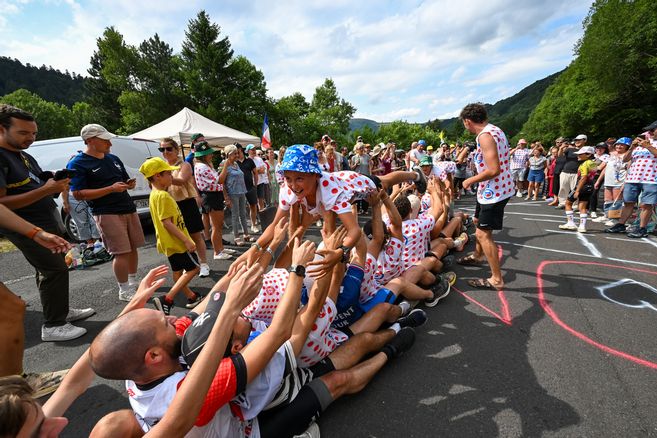 Nos plus belles images de l'étape du Tour de France entre Ennezat et Le ...