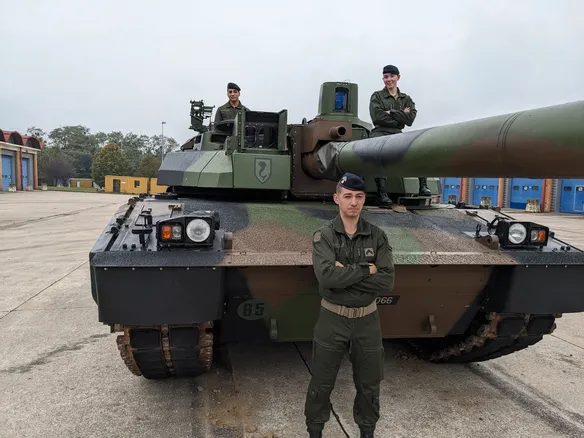 Des tirs à 3 km de distance, une armure digne d'Iron Man, une femme pilote... un équipage du ...