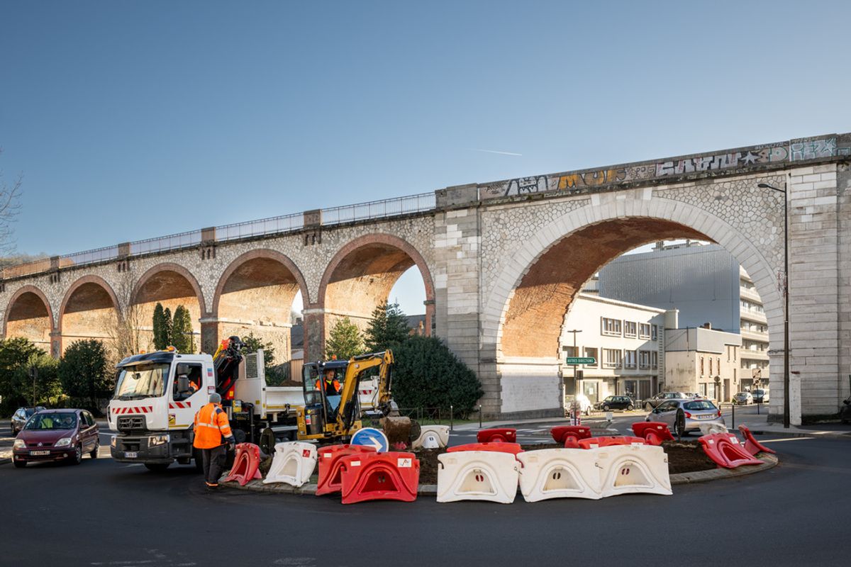 Des briques et un jardin de pluie : le rond-point du viaduc d'Aurillac ...