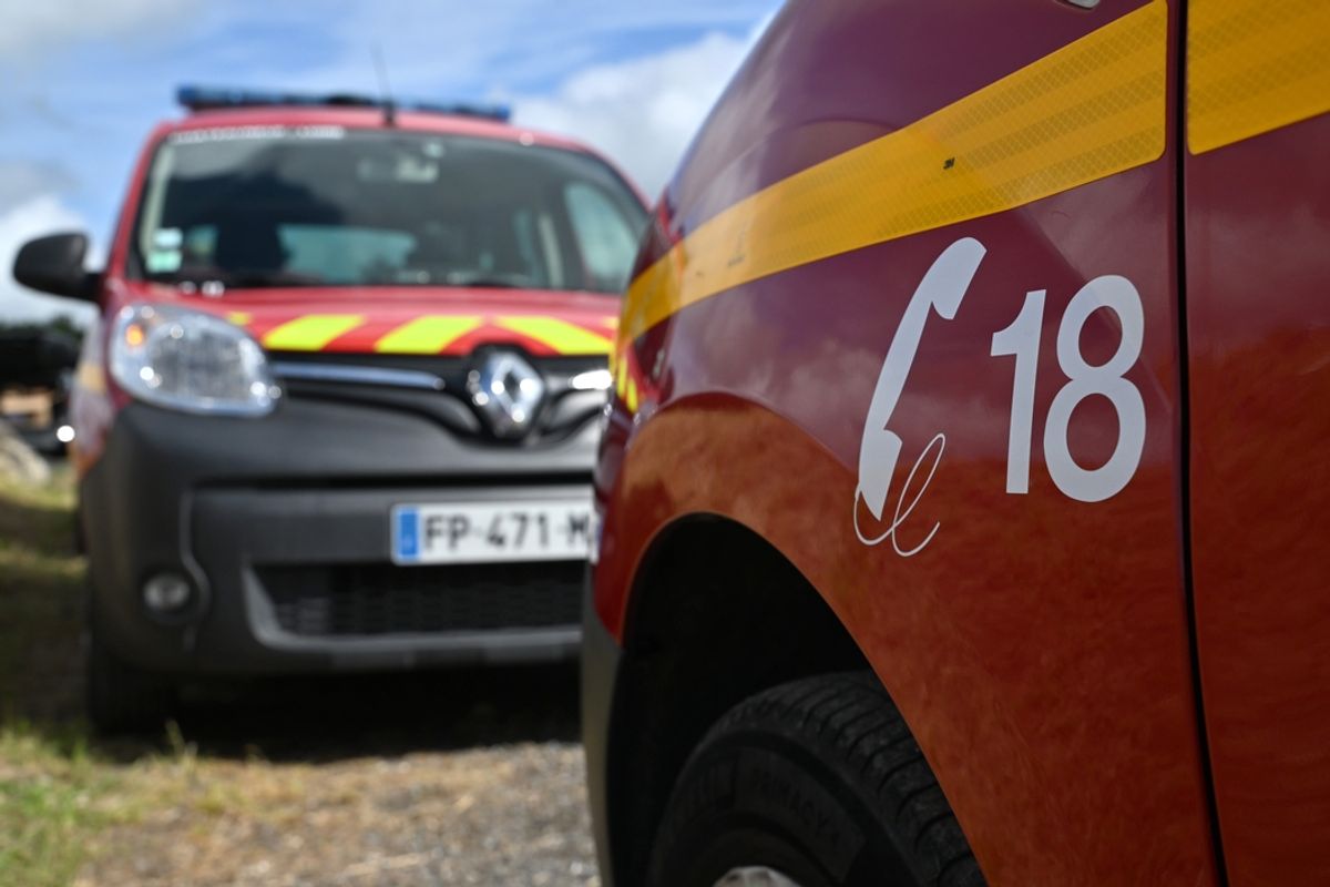 Un automobiliste roule sur le pied d'un ouvrier puis percute un engin de chantier... Les faits ...