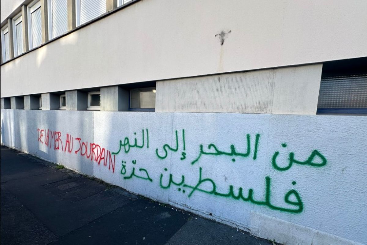 Le slogan "De la mer au Jourdain" tagué sur une école à Clermont ...