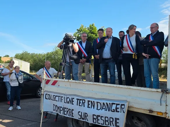 Mobilisation à Gilly-sur-Loire : 250 personnes soutiennent la ligne TER ...