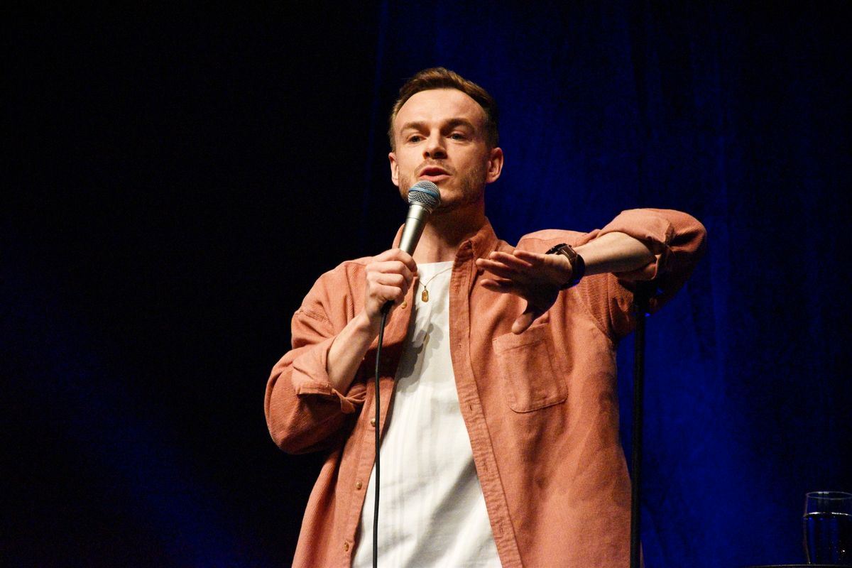 Le pro de l'impro Thomas Angelvy s'amuse avec le public roannais - Le ...