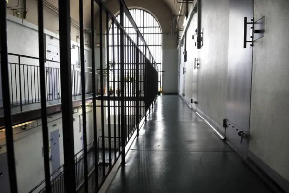 Fouille en prison : une découverte choquante dans la cellule de Marc ...