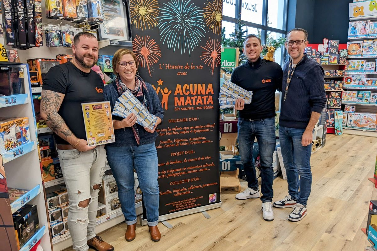 Debbie Davis, chanteuse du Roi Lion, reçue par Acuna Matata, à Levet et ...