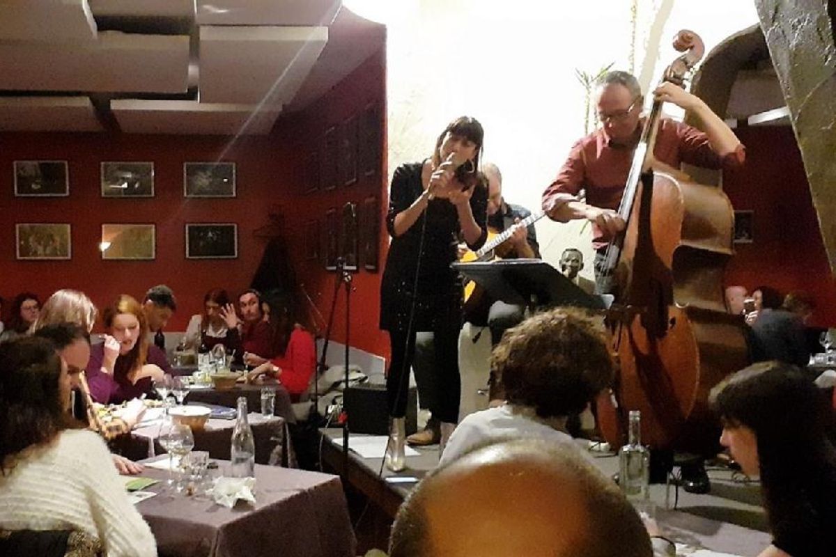 CLERMONT FERRAND. La chanteuse Caloé en concert au Caveau de la ...
