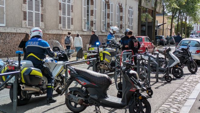 La trottinette et sa marchandises ont été saisies. Les motards en ...