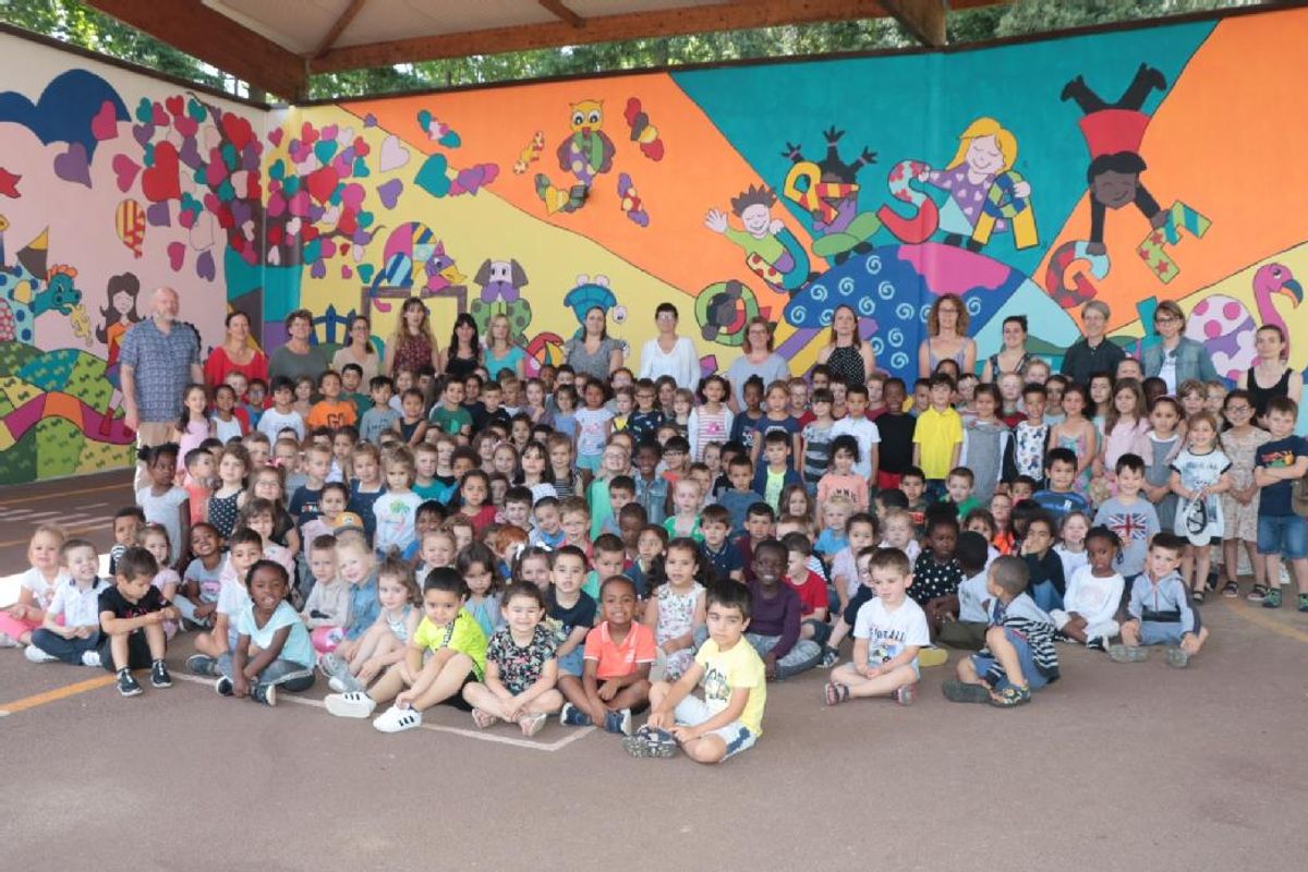 Ils colorent les murs de l’école - L’Écho Républicain