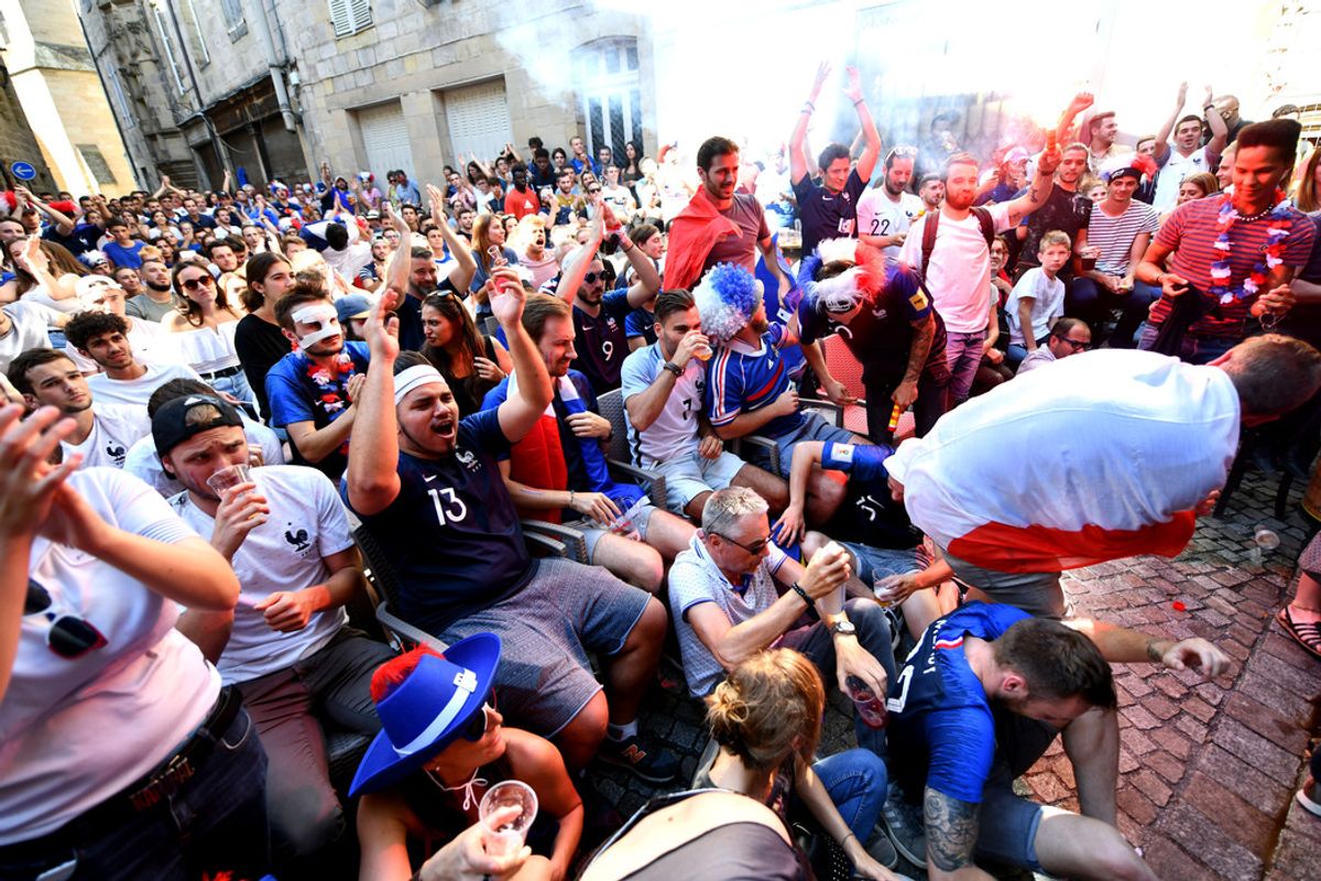 A Brive, Le Watson s'est imposé comme le QG des supporters des Bleus ...