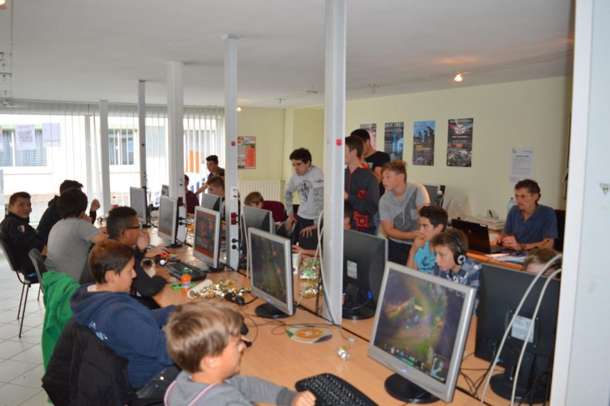 Une journée jeu en réseau au cybercentre - La Montagne