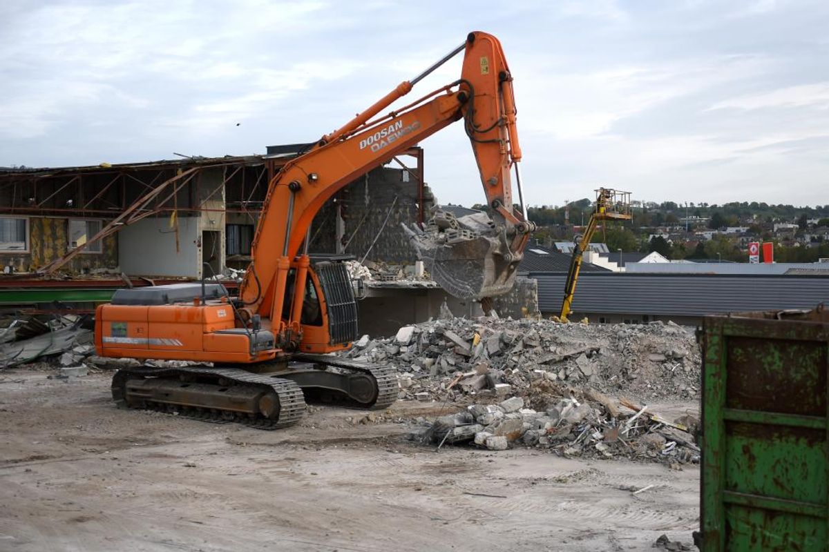 L'Esat de Conthe est démoli à Aurillac (Cantal) pour laisser place à un pôle enfance de l'Adapei ...