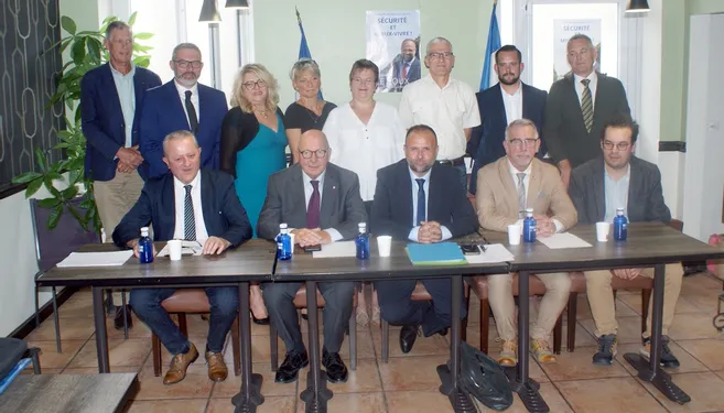 Fonctionnaire de police, actif anonymement, la sécurité comme thème ...