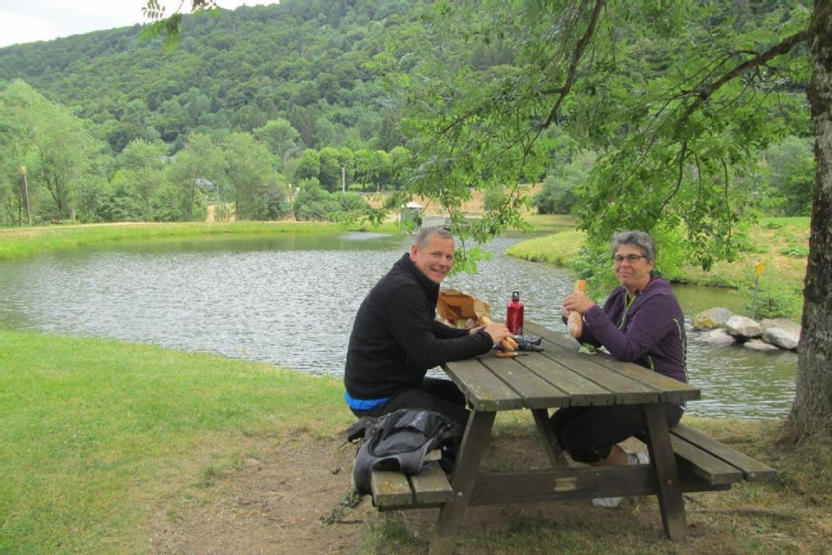 Les randonneurs font halteau parc des Léchades - La Montagne