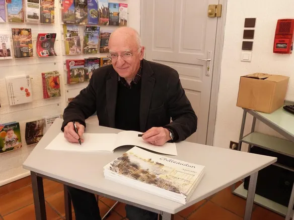 Michel Garreau a dédicacé son livre d’aquarelles, hier, à l’office de ...