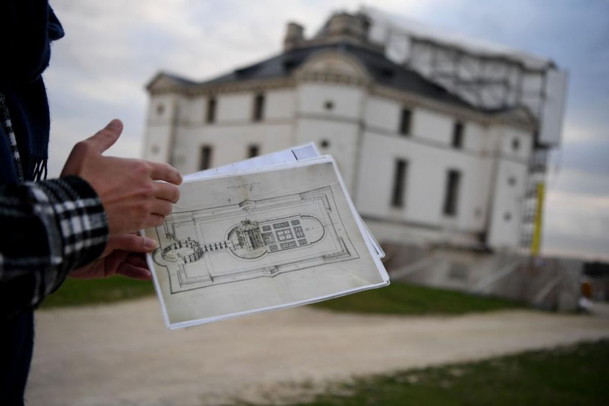 Le château pentagonal de Maulnes, "de l'ombre à la lumière, de l'animal ...
