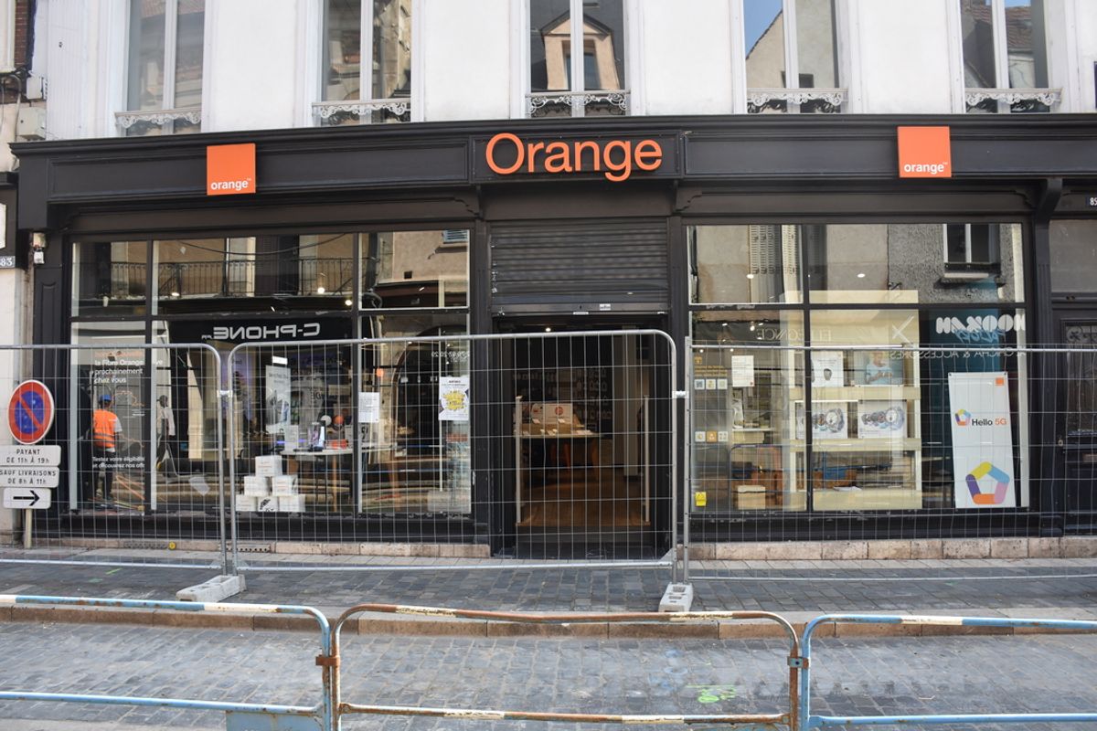 Les trois cambrioleurs de la boutique Orange de Montargis condamnés à ...