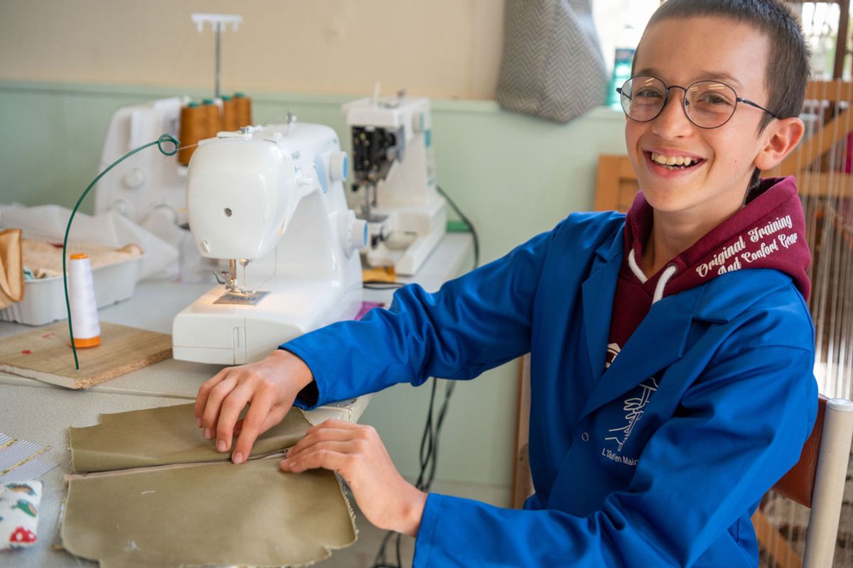 La P'tite Manu textiles de Tulle forme des adolescents à la couture ...