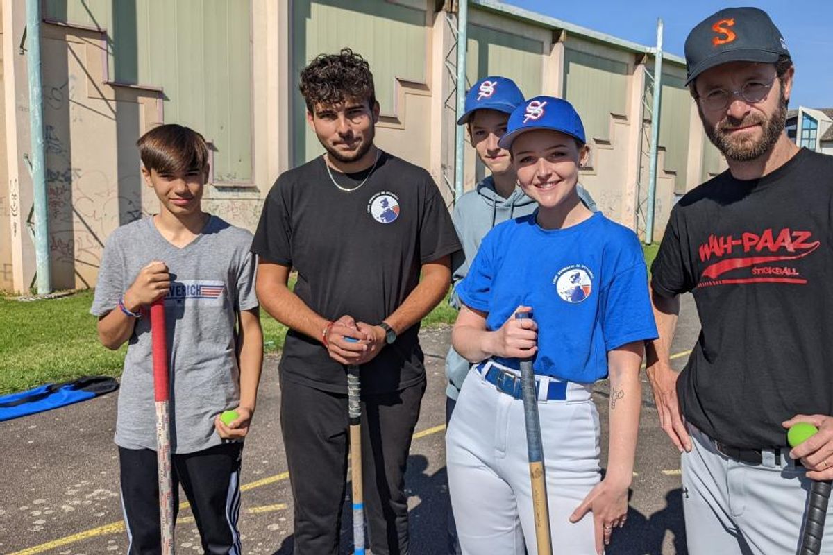 Qu'est-ce que le stickball, sport de rue qui renaît à Sens ? - L'Yonne ...