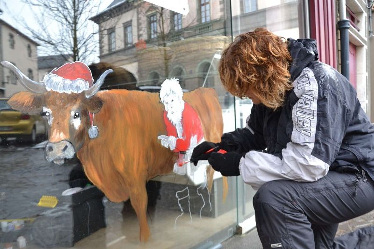 Depuis trois ans, Josette Gras-Mathieu décore les boutiques de la ville ...