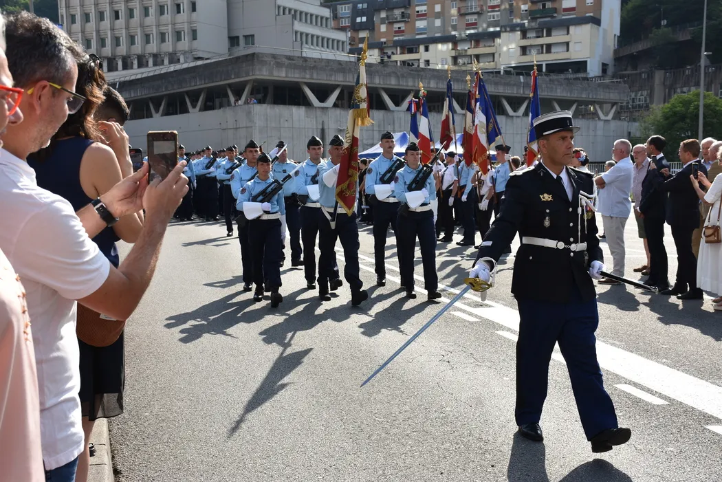 Défilé, médailles et passage de deux avions de chasse, revivez en ...