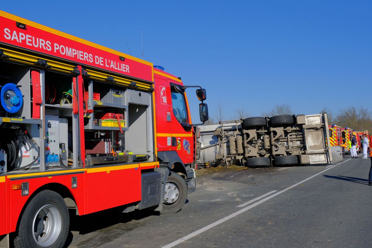 Un mort dans une collision entre un poids lourd et une voiture sur la D 907 à Magnet (Allier ...
