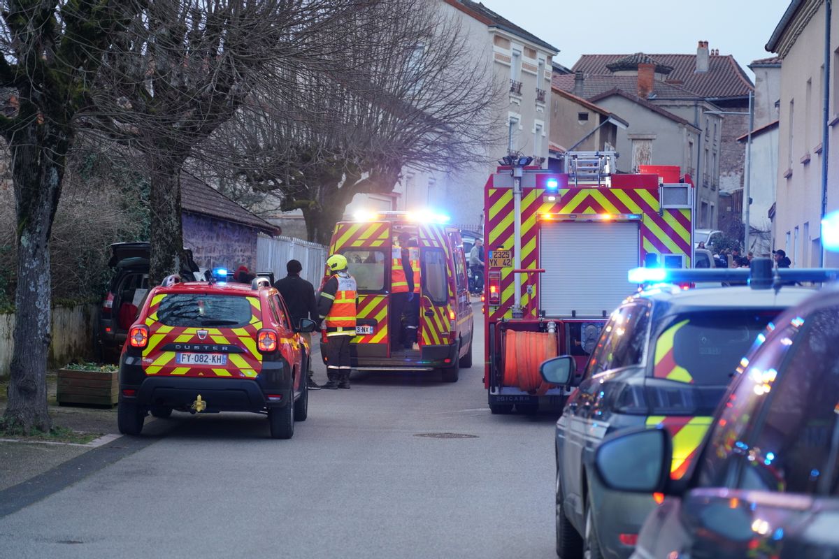 Une mère se fait rouler dessus par sa voiture, deux filles sautent en ...