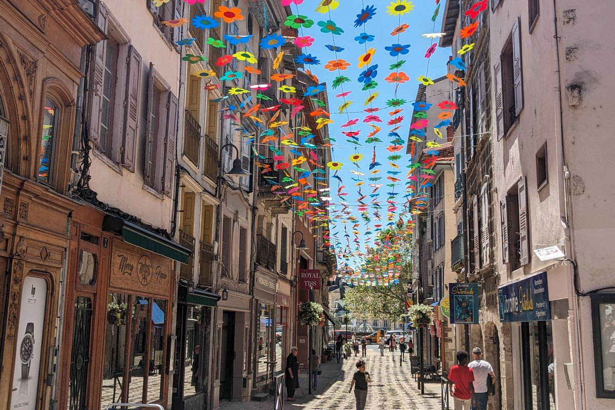 Un magnifique plafond fleuri dans cette rue du Puy-en-Velay - L’Éveil ...