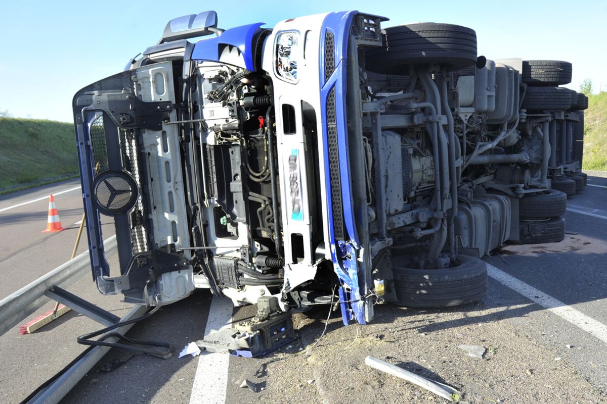 Accident sur l'A77 : un camion traverse le terre plein central entre La ...