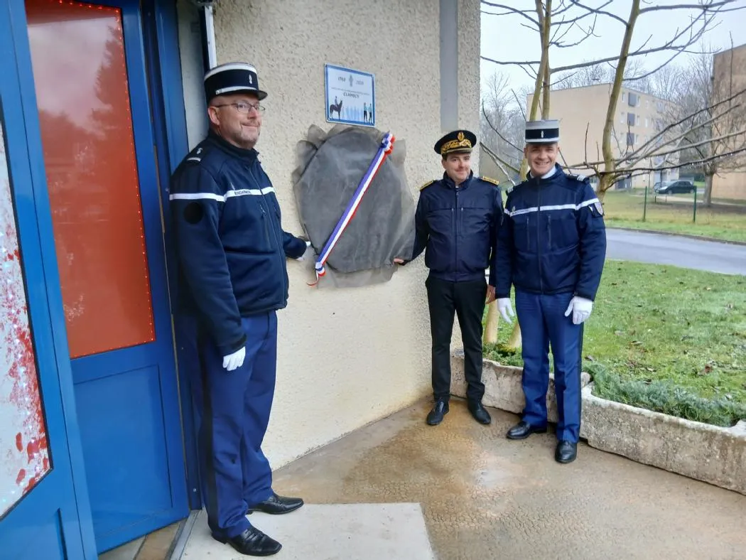 La gendarmerie de Clamecy arbore une nouvelle rondache "fidèle au ...