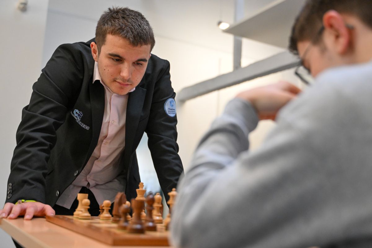 Marc’Andria Maurizzi, champion du monde junior d'échecs, a affronté dix ...