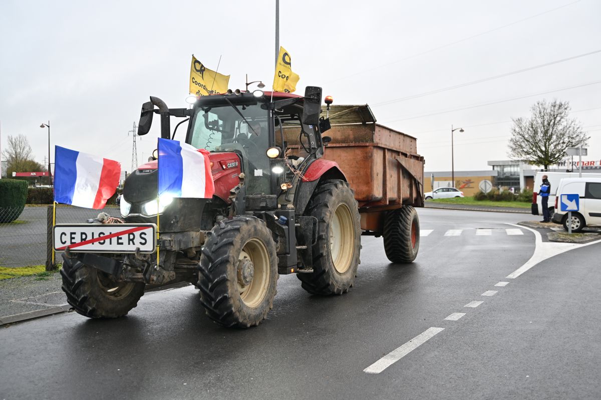 Formation des cortèges, blocage de l'A20 à Vierzon, barrages filtrants ...
