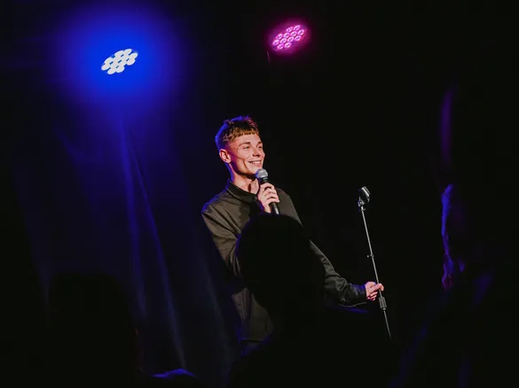 "Rire de soi, c'est une forme de politesse" : un jeune humoriste ...