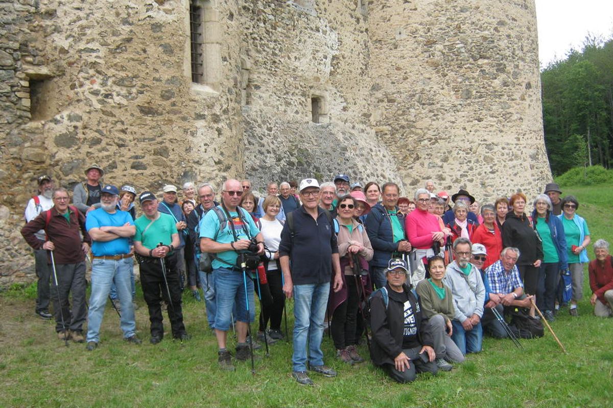 Les randonneurs au château de La Faye - La Montagne