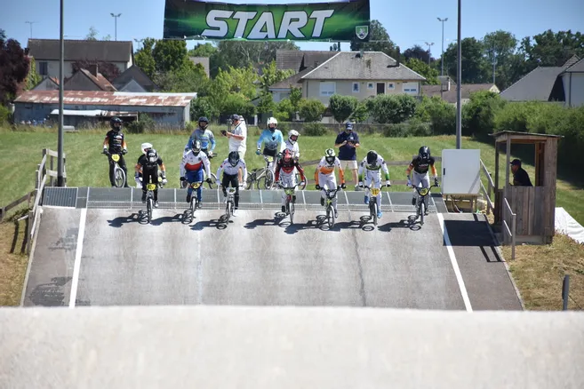 Sur la piste de BMX de Saint-Georges, une première ligne droite où tout ...